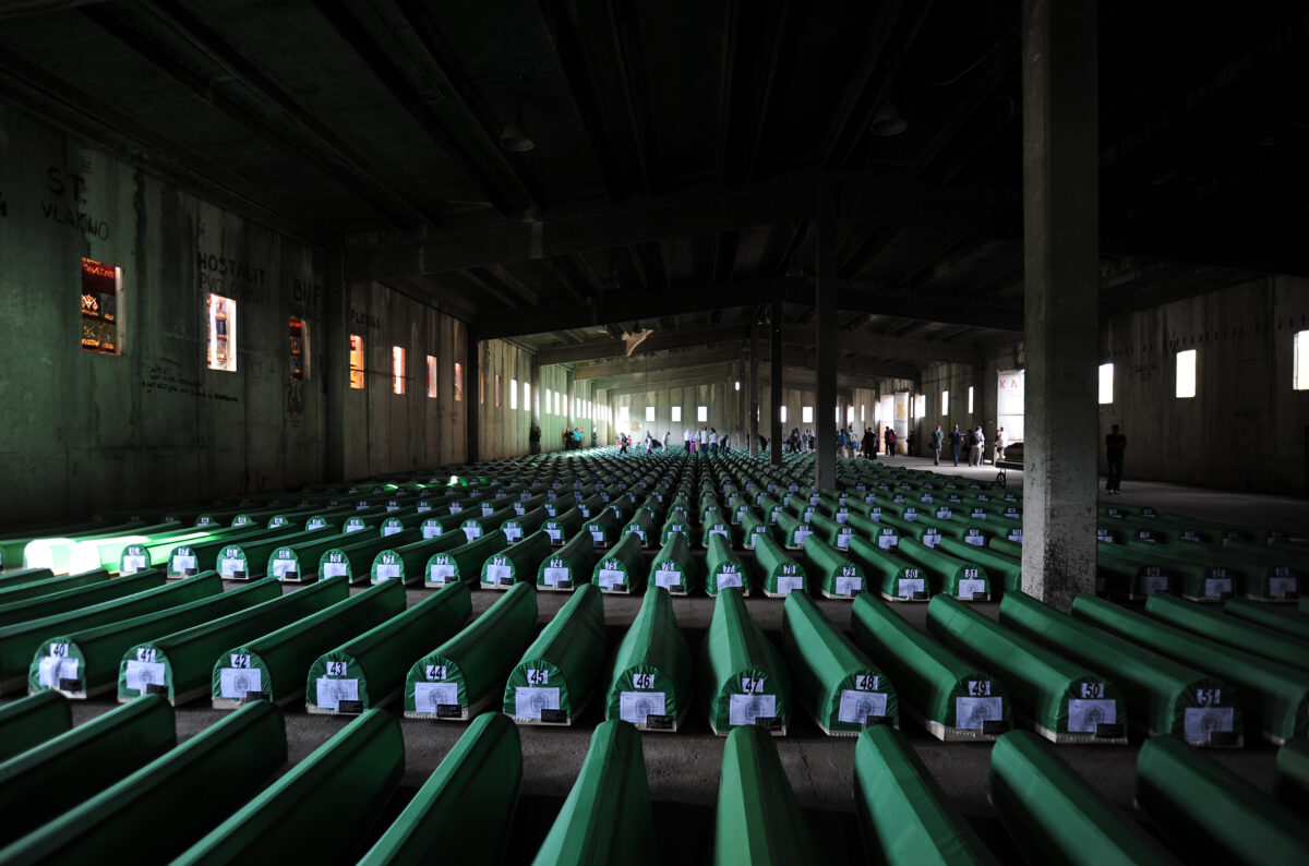 Massamoord Srebrenica niet 'onder toeziend oog' van Dutchbat | Sting ...