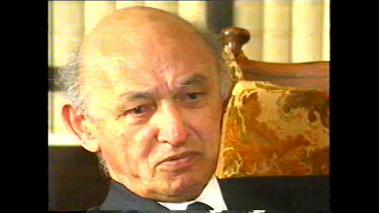 Manusama, president in ballingschap | Sting like a bee